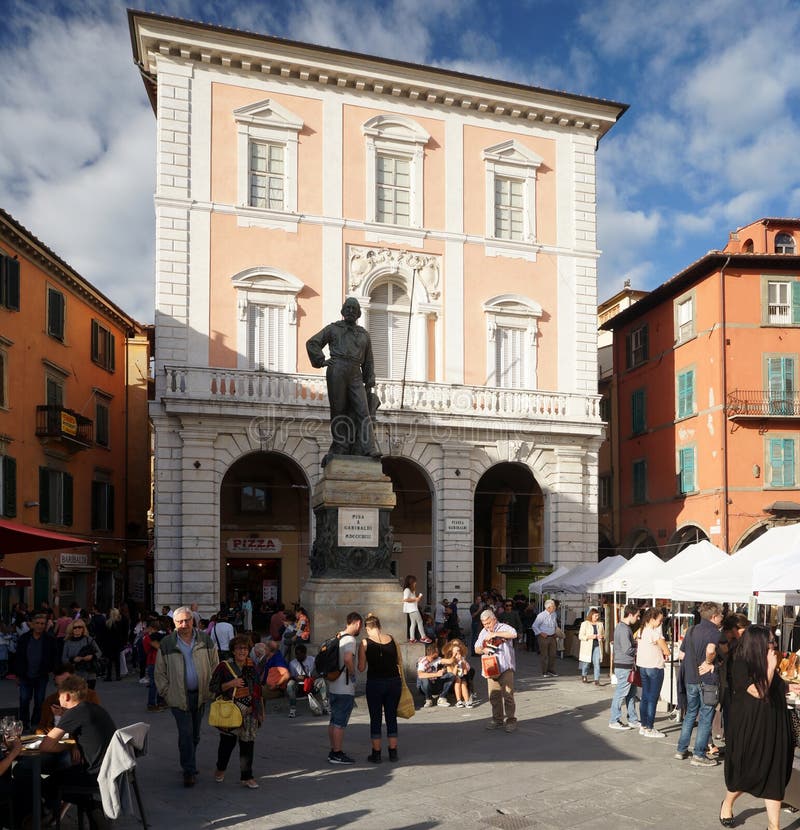 En flod i Pisa fotografering för bildbyråer. Bild av kyrka - 58414471