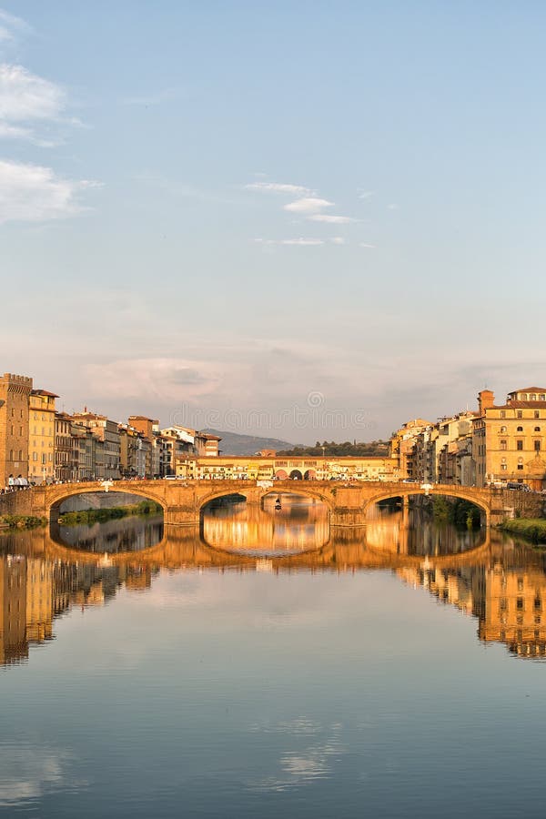 Arno Rzeka Florencja I Mosty Zdjęcie Stock Editorial - Obraz złożonej z ...