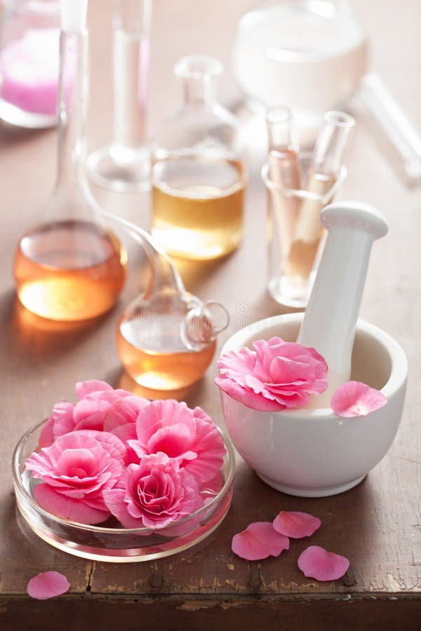 Aromatherapy Y Alquimia Con Las Flores Rosadas Foto de archivo - Imagen de begonia, salud: 33745756
