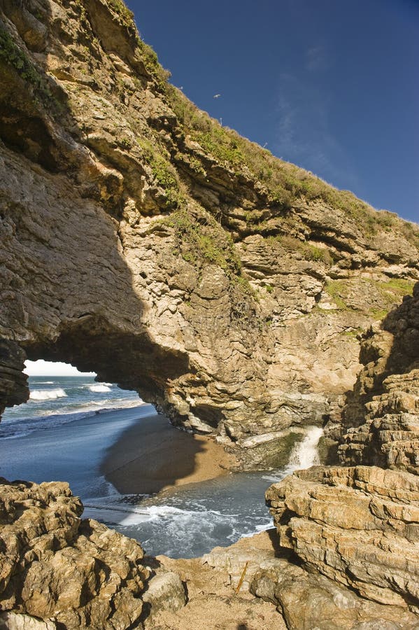Arquez La Roche Formaton Aboutissant Dans L'océan Image stock - Image ...