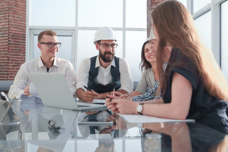 Arquitecto Y Cliente Que Discuten Un Nuevo Proyecto Foto de archivo ...