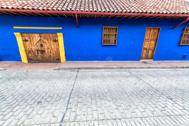 Pared colonial azul imagen de archivo. Imagen de casa - 91615899