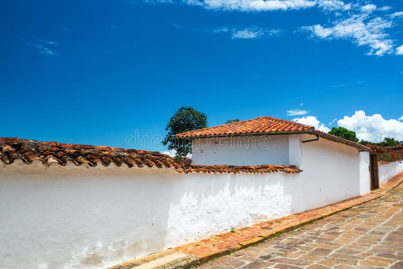 Pared Y Flores Coloniales Blancas Imagen de archivo - Imagen de iglesia ...