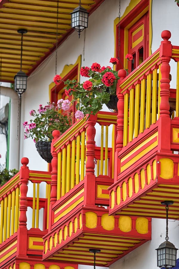 Arquitectura Colonial Colorida Imagen de archivo - Imagen de recorrido ...