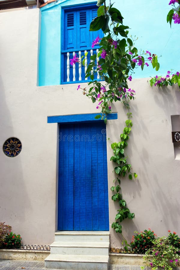 Pared colonial azul imagen de archivo. Imagen de casa - 91615899
