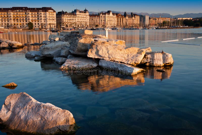 Arquitectura Da Cidade De Genebra Foto de Stock - Imagem de azul, rocha ...
