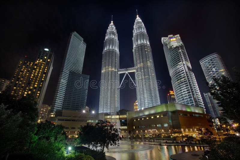 Arquitectura Da Cidade De Kuala Lumpur Na Noite Foto de Stock - Imagem ...
