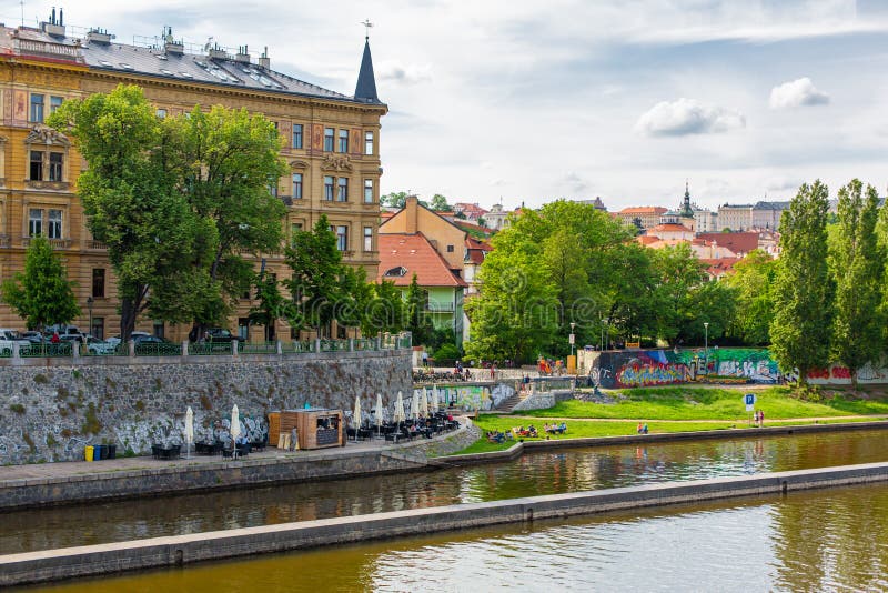 Arquitectura De Praga Embarcadero En Un Parque Verde Foto de archivo ...