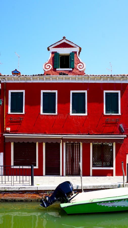 Arquitectura Del Edificio Del Color Rojo De Burano Imagen de archivo ...