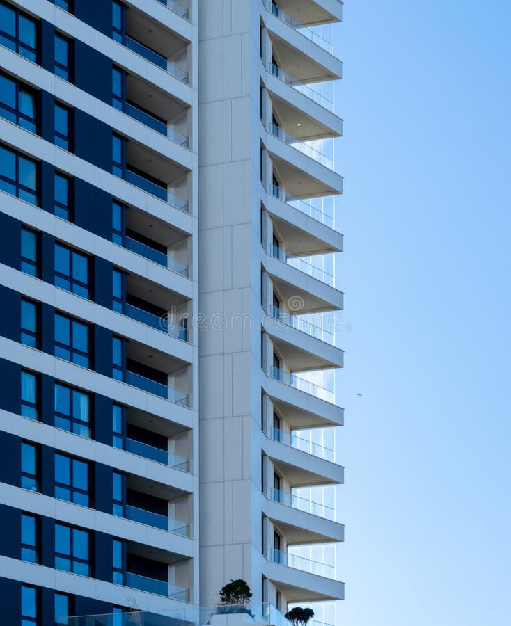 Arquitectura Moderna. Altos Edificios Blancos Con Ventanas De Vidrio ...