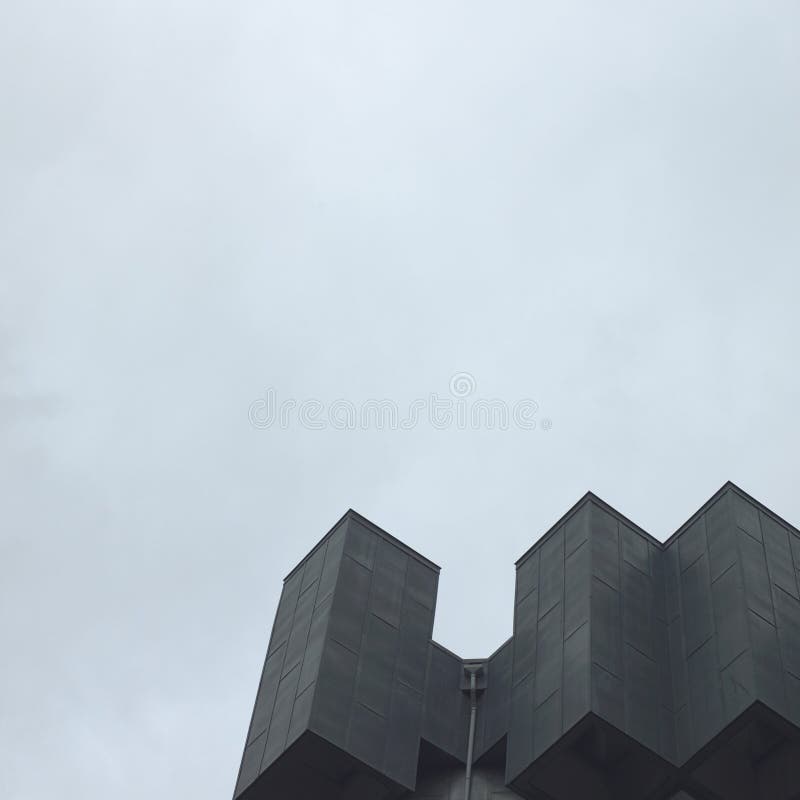 Edificio Rectangular Moderno Con La Fachada Glassed En La Calle Foto de ...