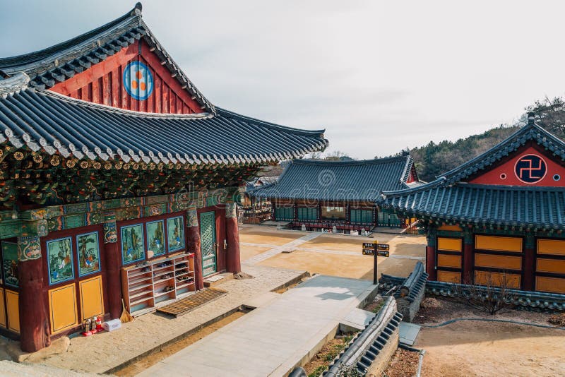 Arquitectura Tradicional De Corea En El Templo De Donghwasa, Daegu ...