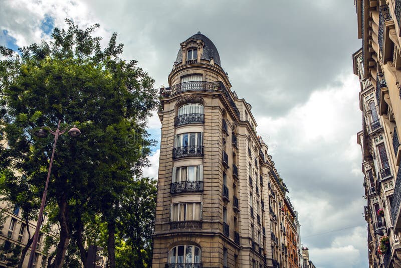 Arquitectura Tradicional De Edificios Residenciales París - Francia Imagen de archivo - Imagen ...