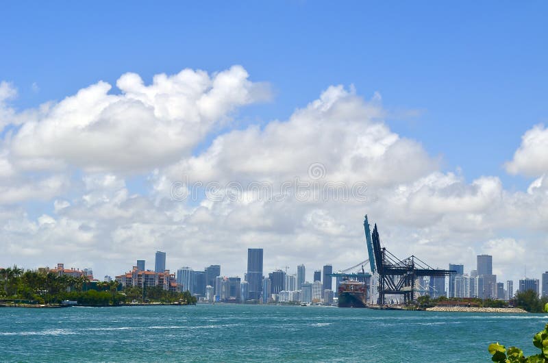 Arquitetura Da Cidade De Miami E O Porto De Miami Foto de Stock ...