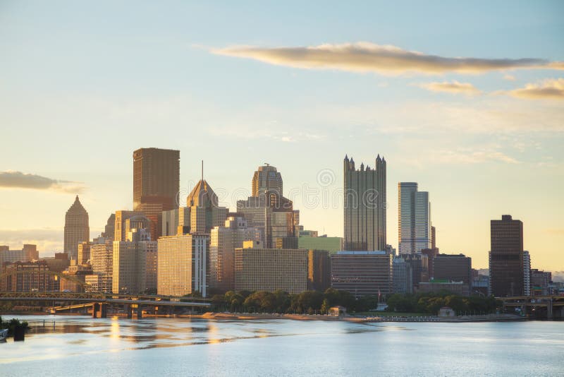 Arquitetura Da Cidade De Pittsburgh Com O Rio Ohio Foto de Stock ...