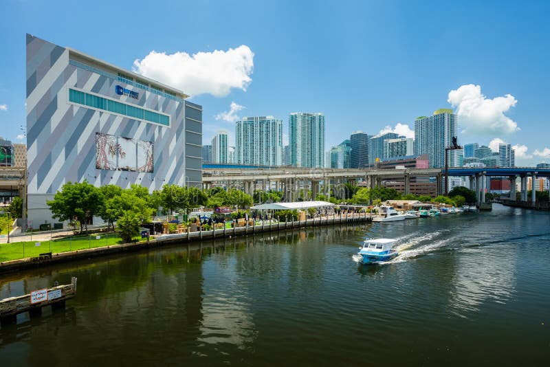 Arquitetura Da Cidade Do Rio De Miami Foto Editorial - Imagem de oceano ...