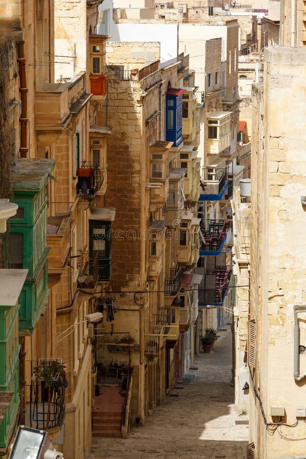 Uma rua longa em Valletta imagem de stock editorial. Imagem de antigo ...