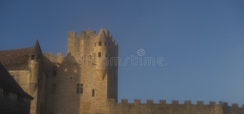 Arquitetura Medieval Do Castelo Impressionante De Castelo De Beynac ...