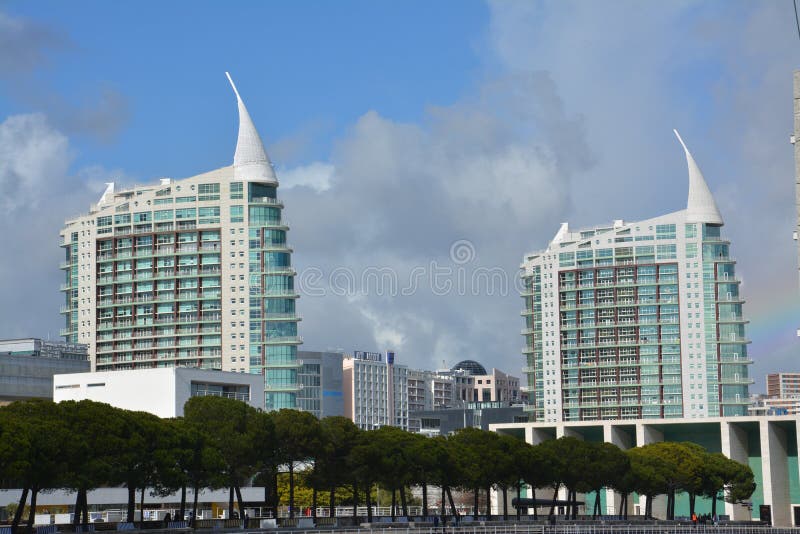Arquitetura Nova E Moderna Em Lisboa, Portugal Imagem de Stock - Imagem ...