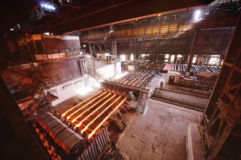 Arrabio o metal en moldes foto de archivo. Imagen de equipo - 103985974