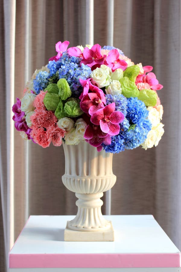 Arrange flowers in a vase stock image. Image of fresh - 27771093