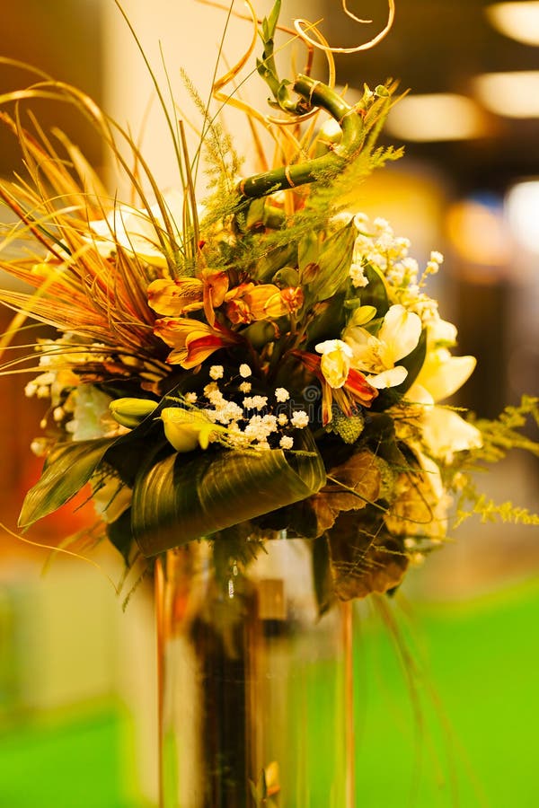 Arranjo de flor com bambu foto de stock. Imagem de arte - 73790896