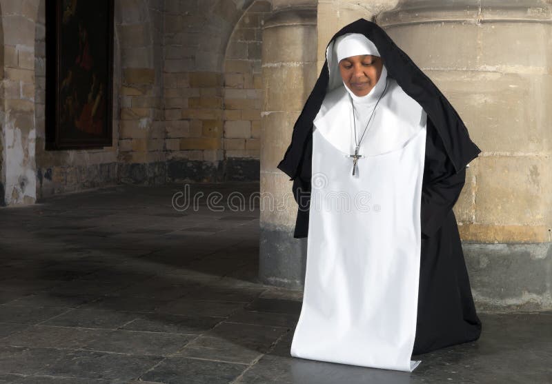 Monja arrodillada imagen de archivo. Imagen de negro - 29156919