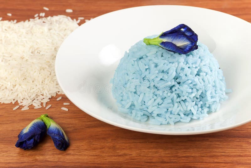Arroz Azul Hecho El Cocinar Imagen de archivo - Imagen de cocinado ...