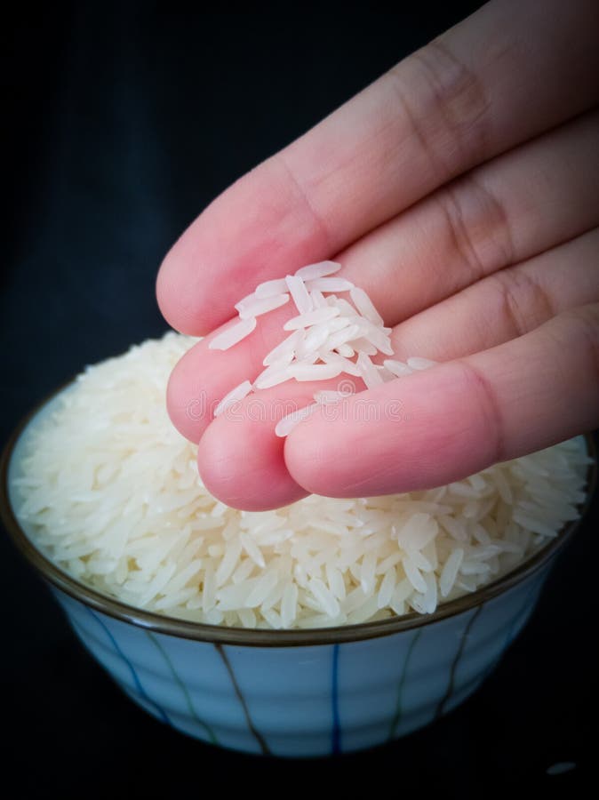 Raw rice in hand imagem de stock. Imagem de cozinhar - 151757543