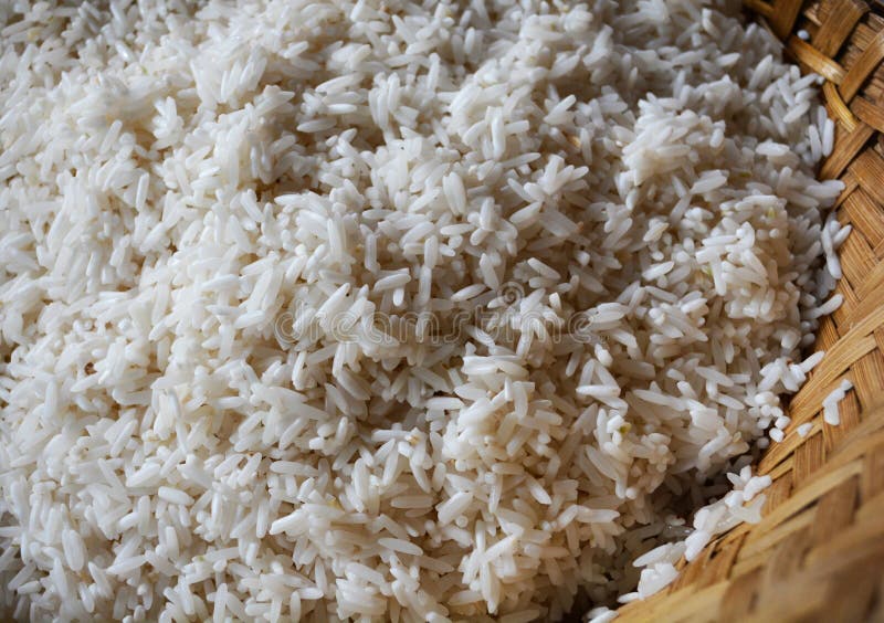 Arroz Crudo En Un Tazón De Fuente De Cerámica Imagen de archivo ...