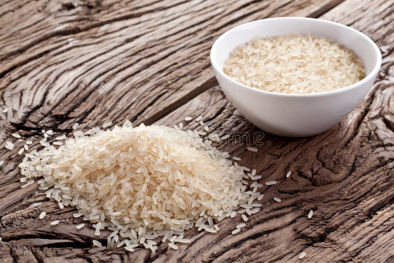 Arroz crudo en un cuenco imagen de archivo. Imagen de comida - 35950519