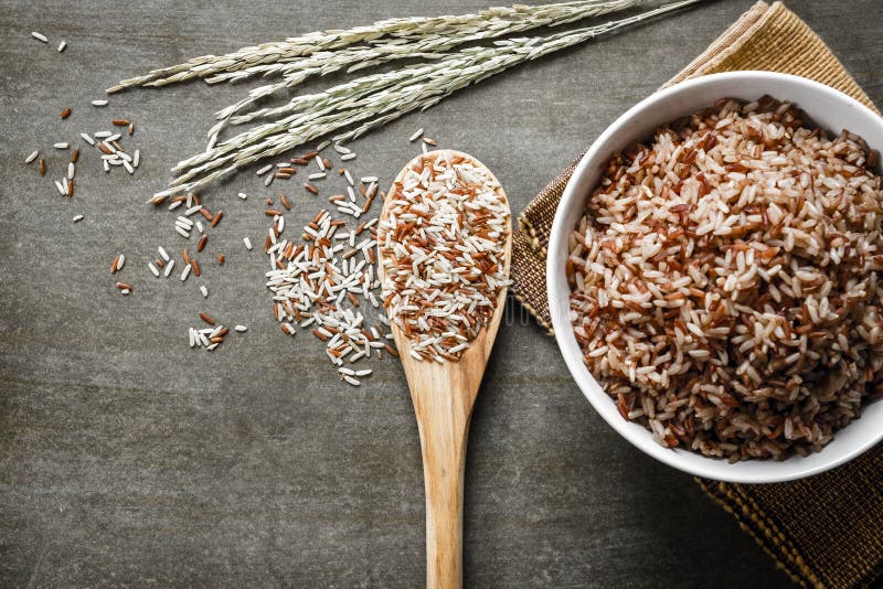 Arroz integral foto de stock. Imagem de dieta, dourado - 73459176