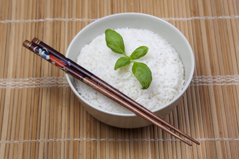 Arroz na bacia imagem de stock. Imagem de arroz, grampo - 10134407