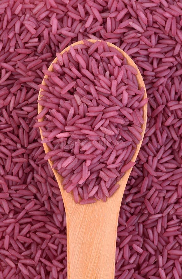Arroz roxo na colher imagem de stock. Imagem de jasmim - 76440985
