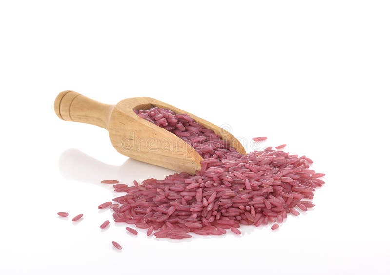 Arroz roxo no fundo branco foto de stock. Imagem de vegetariano - 149579308