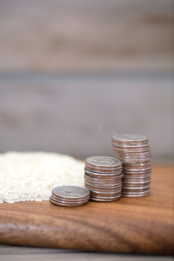 Arroz Y Monedas En El Tablero De Compras Foto de archivo - Imagen de ...
