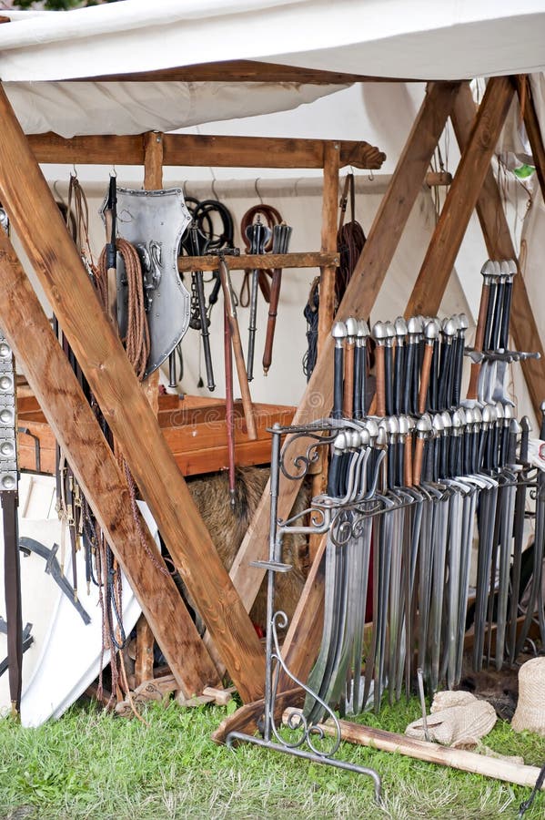 Arsenal medieval foto de stock. Imagem de combate, recuo - 20658156
