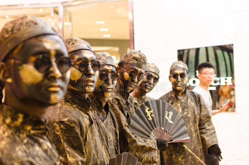 Arte Do Desempenho, Bronzemen Fotografia Editorial - Imagem de roupa ...