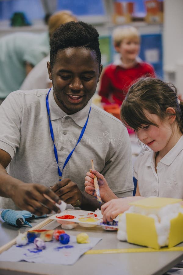 Arte y artes en la escuela foto de archivo. Imagen de sonrisa - 91445140