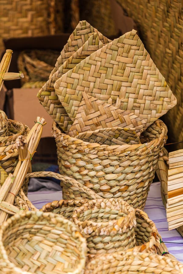 Artes de Totora imagen de archivo. Imagen de cubo, mercado - 128027151