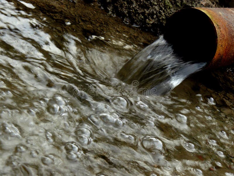 Artesische Waterput Met Houten Drijfas in Tuin Stock Afbeelding - Image ...