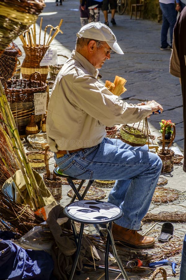 Un Artigiano Che Lavora Al Suo Tornio Fotografia Editoriale - Immagine ... Un Artigiano Che Lavora Al Suo Tornio Fotografia Editoriale - Immagine ...
