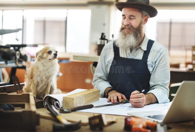 Artigiano Che Lavora in Un Negozio Di Legno Immagine Stock - Immagine ... Artigiano Che Lavora in Un Negozio Di Legno Immagine Stock - Immagine ...