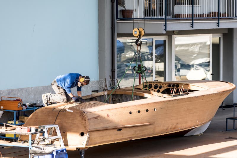 Artisanaal Bij Het Werk in De Bouw Van Boot Redactionele Stock ...