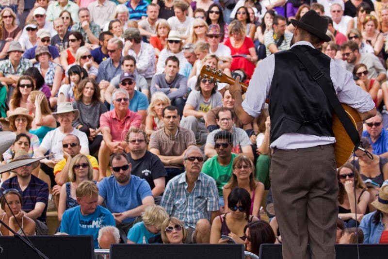 Artist and Audience editorial photography. Image of outdoor - 20670942