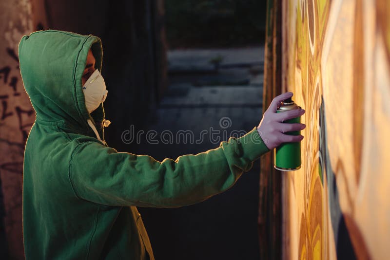 Artista Callejero Pintando Graffitis Coloridos En Una Pared Imagen De