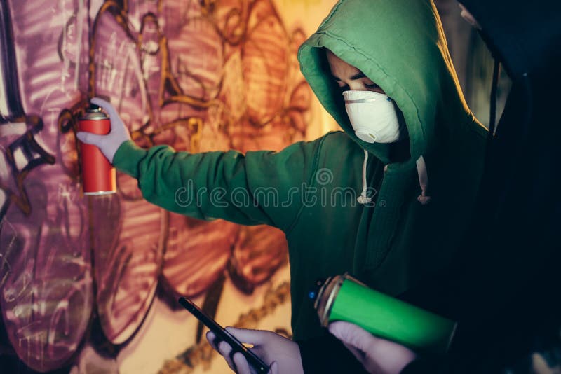 Artista Callejero Pintando Graffitis Coloridos En Una Pared Foto De