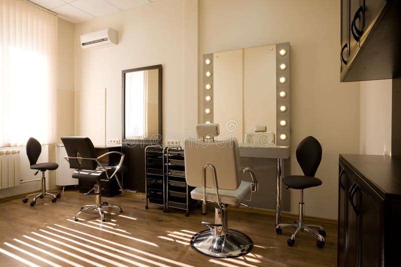 Truccatore/trice E Parrucchiere/a Di Un Moderno Salone Fotografia Stock ...
