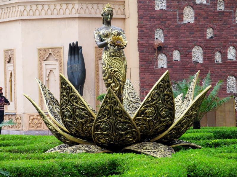 Artistic statue editorial photo. Image of artistic, lady - 87517011