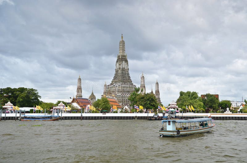 Arun temple in Bangkok editorial stock photo. Image of city - 32652518